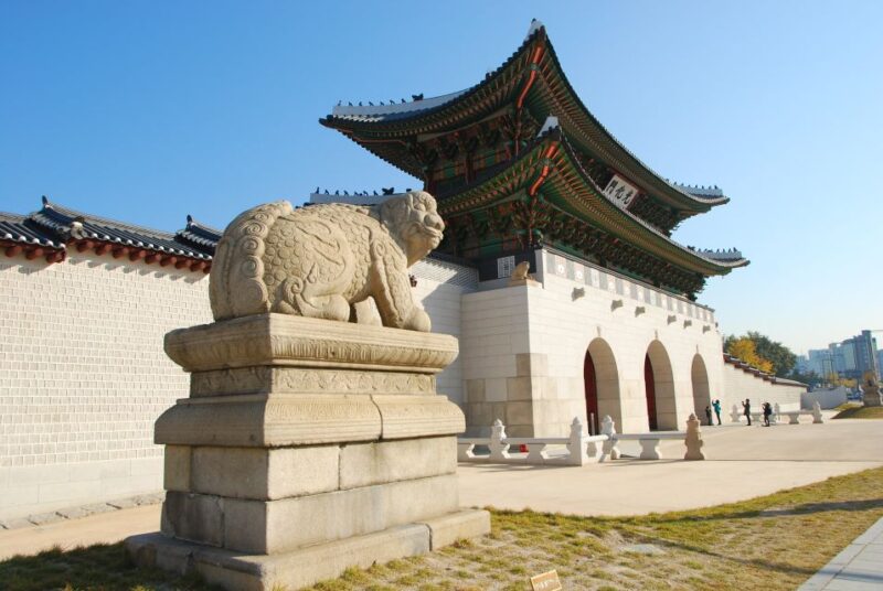 Seoul: Gyeongbok Palace, Bukchon Village, and Gwangjang Tour - The Itinerary in Detail