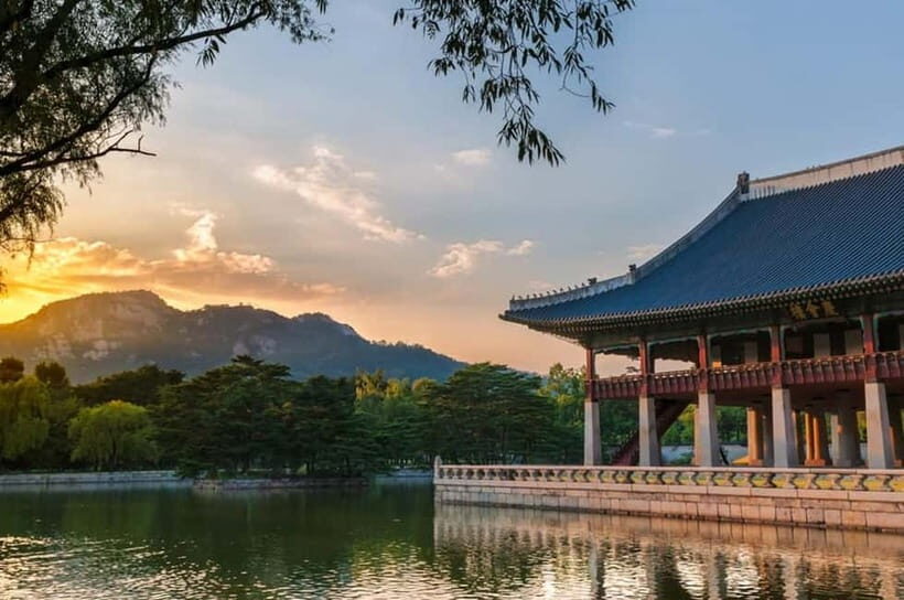 Seoul: Gyeongbokgung & Insa-dong Gastroventure Day Tour - Discovering Gyeongbokgung Palace