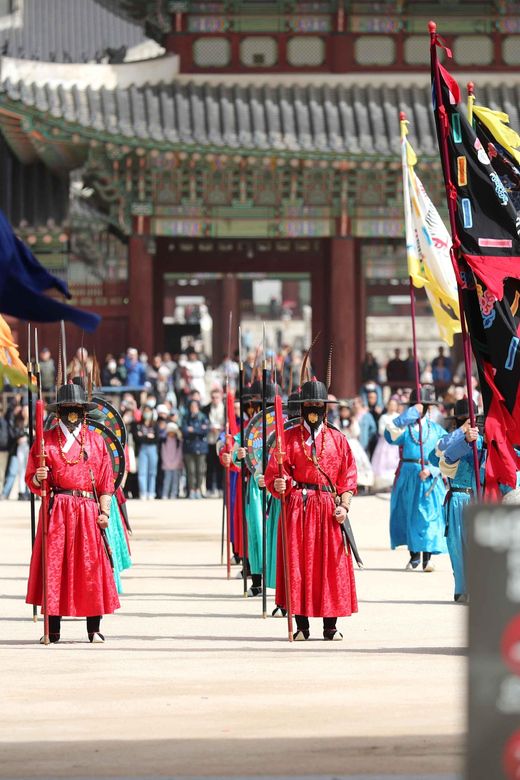 Seoul: Gyeongbokgung Palace Tour & Lunch at Authentic Market - Detailed Breakdown of the Itinerary