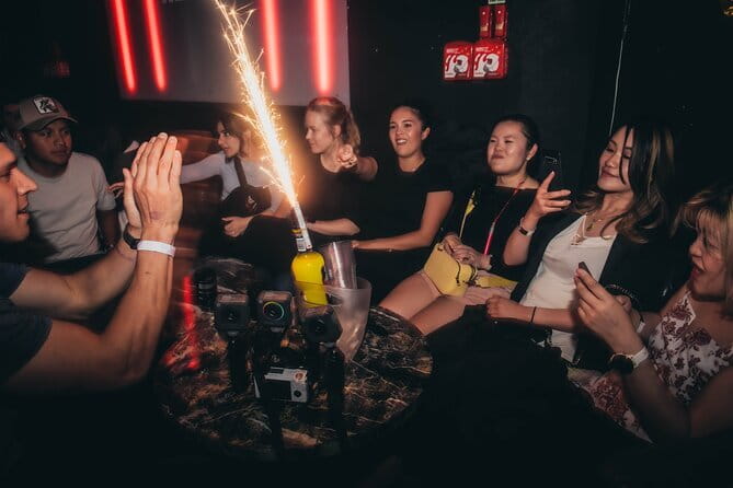 Seoul: Hongdae Premium Pubcrawl with Limitless Drinks - Starting Off at Lo-Fi Café and Bar