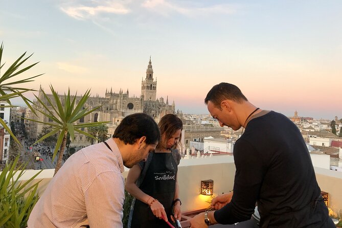 Sevilla: Panoramic Highlights Rooftop Tour & Paella Cooking Class - Unique Features of the Tour