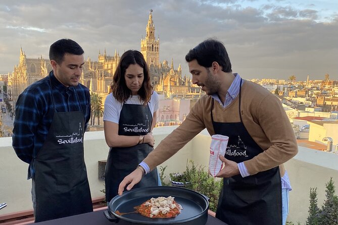 Sevilla: Panoramic Highlights Rooftop Tour & Paella Cooking Class - Accessibility and Meeting Information