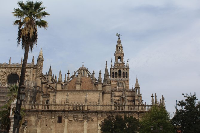 Seville Cathedral & Giralda tour with Priority Tickets - Exploring the Interior: Art, Tombs, and the Largest Altar