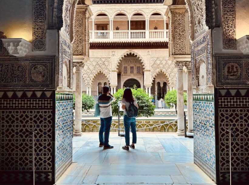 Seville: Royal Alcazar & Highlights of Seville Walking Tour - Ending the Tour at Puerta del León