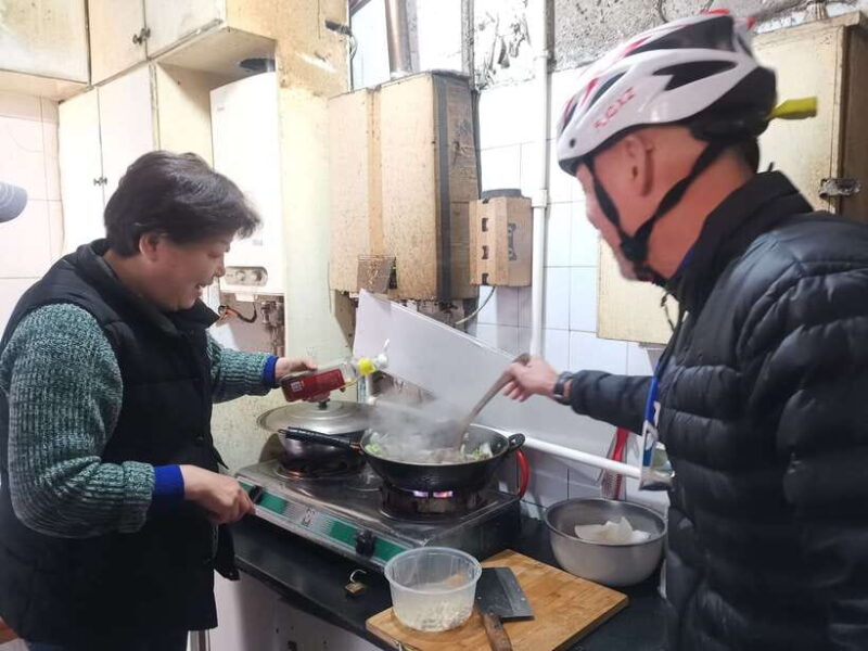 Shanghai Must-See and Foodie Test Bike Tour( Day & Night) - The Tour Experience: What Traveling With a Guide Means