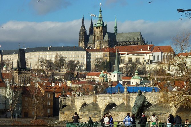 Shared Departure Transfer: Prague Hotel to Prague Airport - Luggage and Capacity