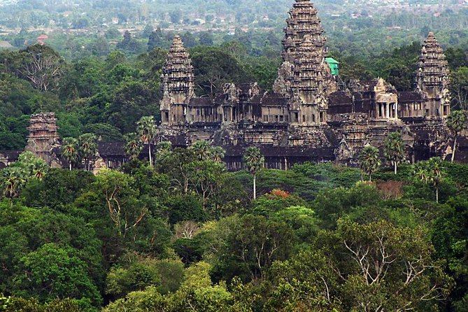 Shared Tour to Angkor Wat, Bayon and Ta Prohm Temples - Authentic Food and Photography
