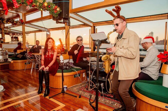 Shared Traditional Music and Hymns Christmas Tour in New York - Shared Traditional Music and Hymns Christmas Tour in New York: A Festive Harbor Cruise