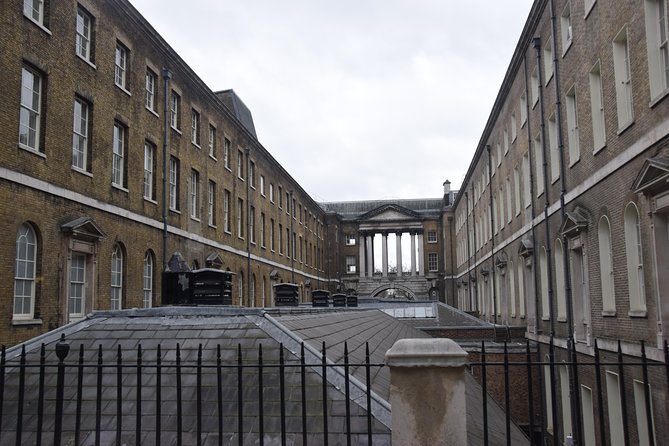 Sherlock Holmes Walking Tour in London - Tour Guide Expertise and Storytelling