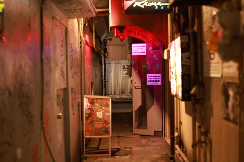 Shinjuku: Cinematic Neonlight Portlait Tour at Goldengai - Immersing Yourself in Movie-Like Atmospheres