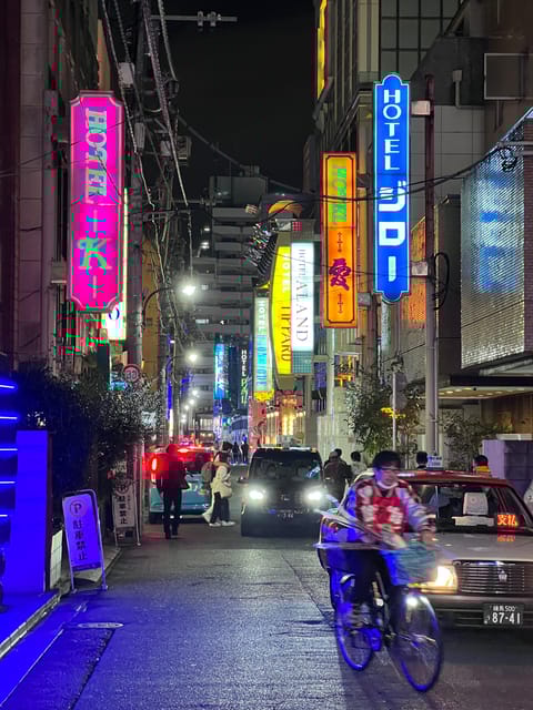 Shinjuku Kabukicho & Golden Gai Night Tour - Exploring Kabukichos Bustling Nightlife