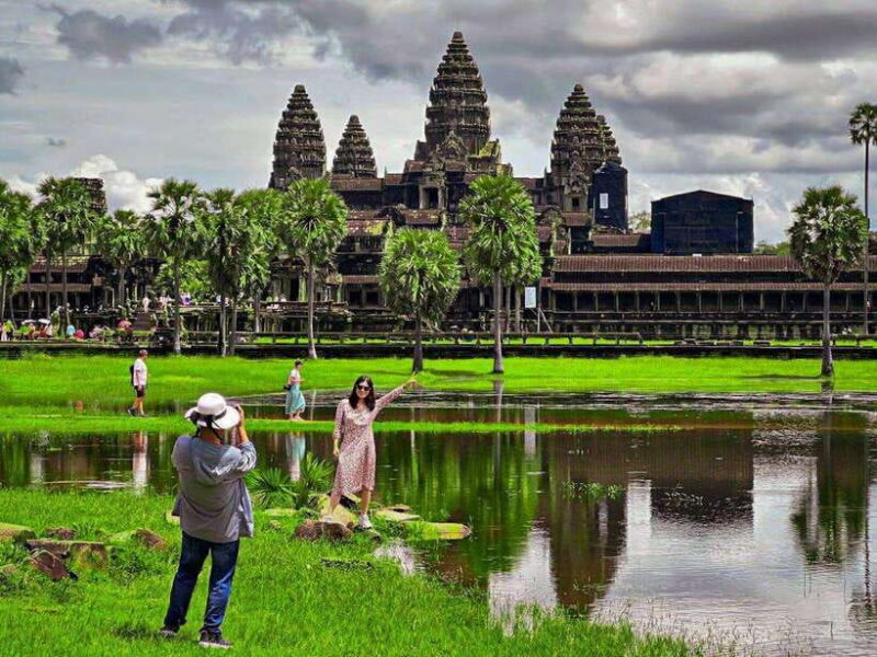 Siem Reap: Angkor Wat Sun rise Private Day Tour with Guide - Exploring Angkor Thom and the Bayon Temple