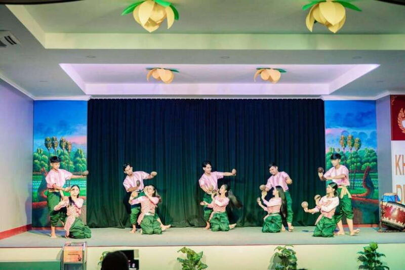 Siem Reap: Dinner and Traditional Show with Hotel Transfer - Key Points