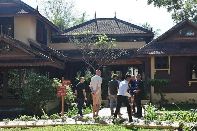Siem Reap: Floating Village, Killing Fields and Apsara Show - Exploring the Historical Heart: Wat Thmey Killing Fields