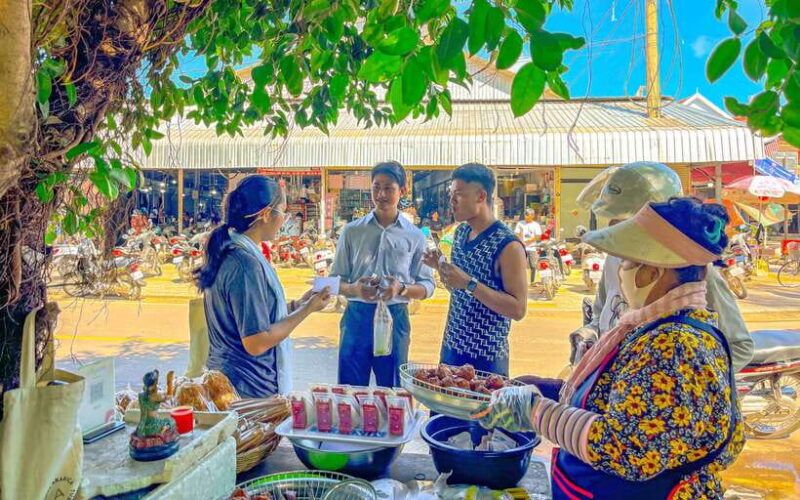 Siem Reap: FREE Market & Local Temple Tour - The Experience of the Guides