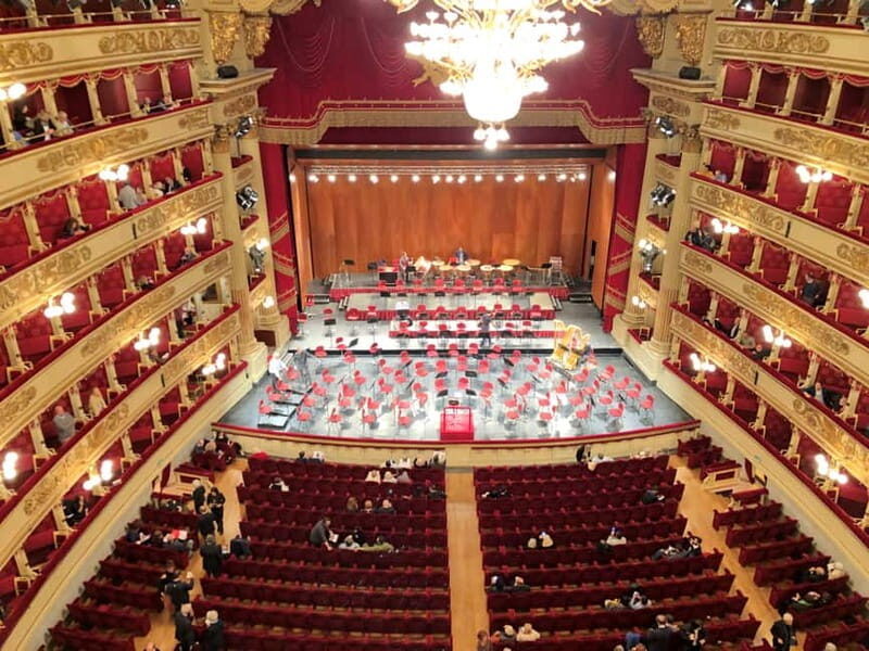 Skip-the-Line Duomo & La Scala Museum Tour + Hop On Hop Off - The Guides and Overall Atmosphere