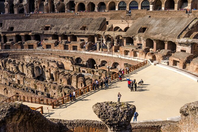 Small Group Colosseum, Palatine Hill and Roman Forum Tour - Exploring the Colosseum