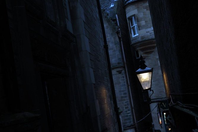 Small Group Edinburgh Night Tour Review - Small Group Experience and Immersive Storytelling