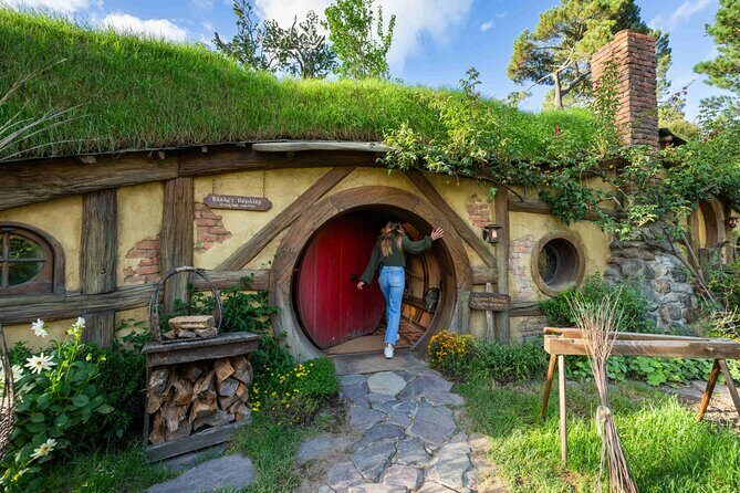 Small-Group Hobbiton and Waitomo Day Tour with Lunch from Auckland - Authenticity and the Experience