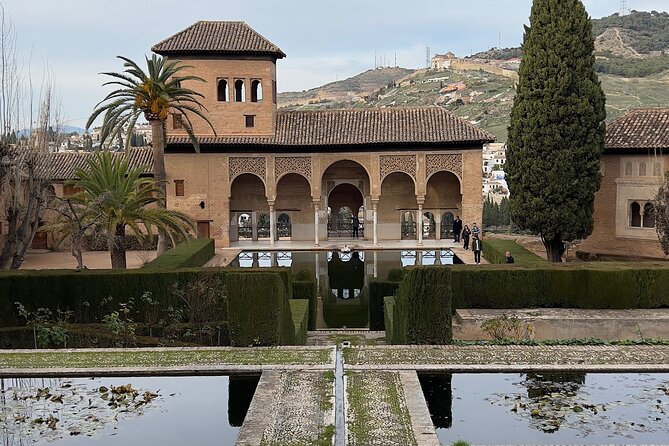 Small Group Visit to the Alhambra With Tickets Included - Key Points