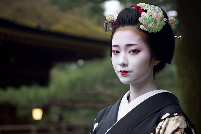 Small Group Walking Tour in Gion at Night With Sake in Hand - Meeting and End Points