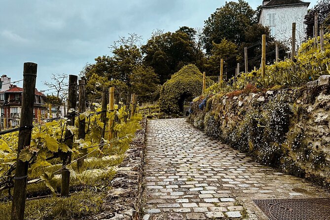 Small Group Walking Tour in Montmartre With a Guide - Meeting and Pickup