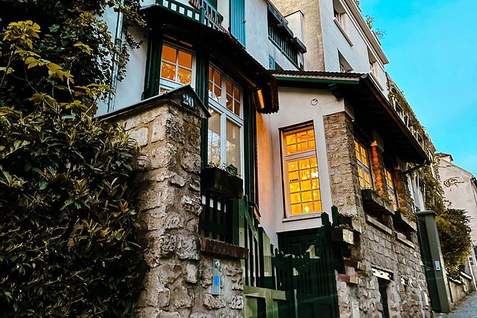 Small Group Walking Tour in Montmartre With a Guide - Pricing and Cancellation