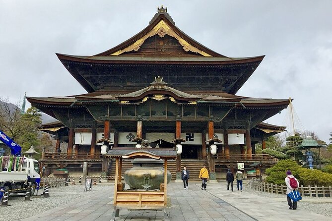 Snow Monkey Park & Zenkoji Temple Nagano Pvt. Full Day Tour. - Discovering the Zenkoji Temple