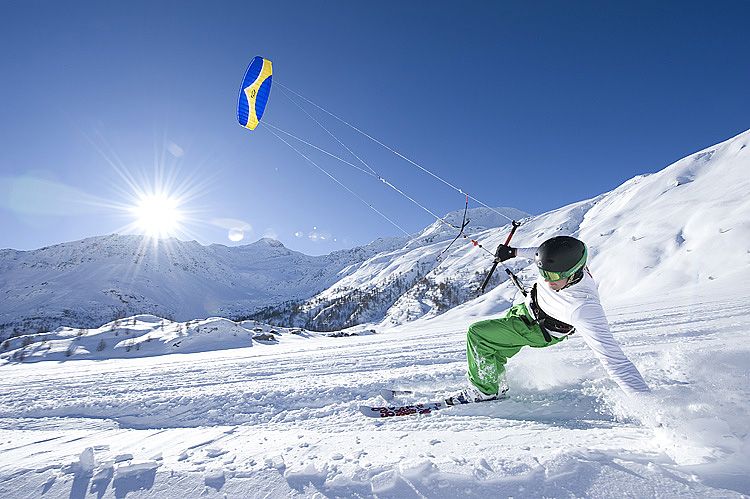 Snowkiting School on the Simplon Pass - Mastering the Art of Snowkiting