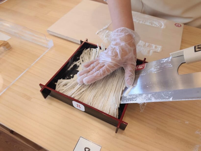 ///Soba Making Experience///Use The BIG Soba-Knife!! - Key Points