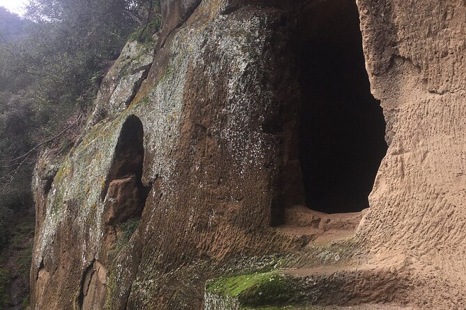 Sorano and its wonders, The Vie Cave and wine cellars - The Vie Cave: A Walk Through Ancient Engineering