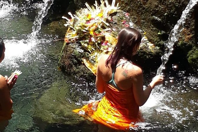 Soul Purification at Pura Mengening in Bali - The Role of the Guide and the Family