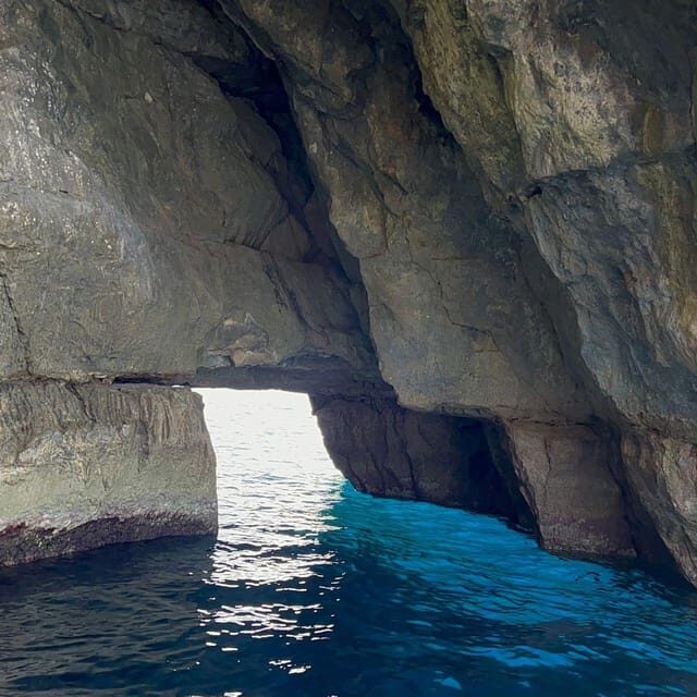 Southern Beauties: Marsaxlokk and Blue Cave TOUR IN PORTUGUESE - An In-Depth Look at the Tour Experience