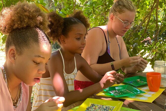 Souvenirs workshop A Mi Mek It! in Montego Bay Jamaica (FR & EN) - An In-Depth Look at the Souvenirs Workshop in Montego Bay