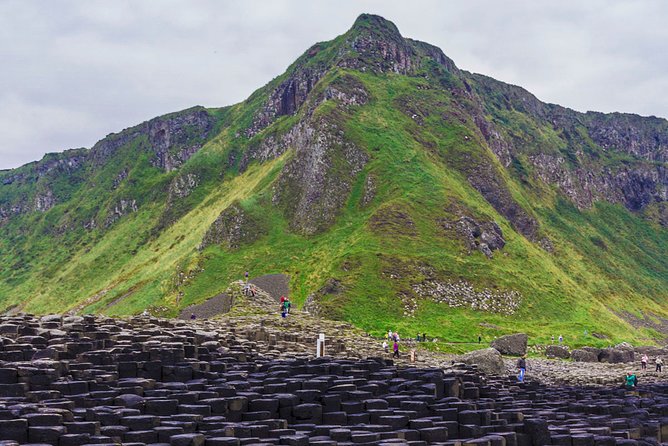 Spanish Belfast And Giants Causeway Tour - Exploring Belfast