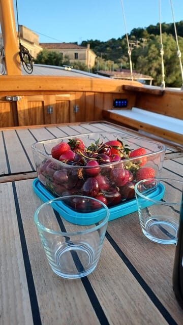 Spetses Island Boat Exploration  e-kaiki - Key Points