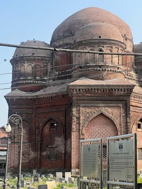 Srinagar Old City Heritage Walking Tour with Kahwa Tea - Bustling Markets and Quiet Courtyards