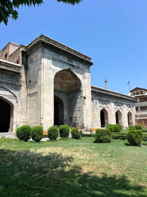 Srinagar Old City Heritage Walking Tour with Kahwa Tea - Meeting Local Artisans
