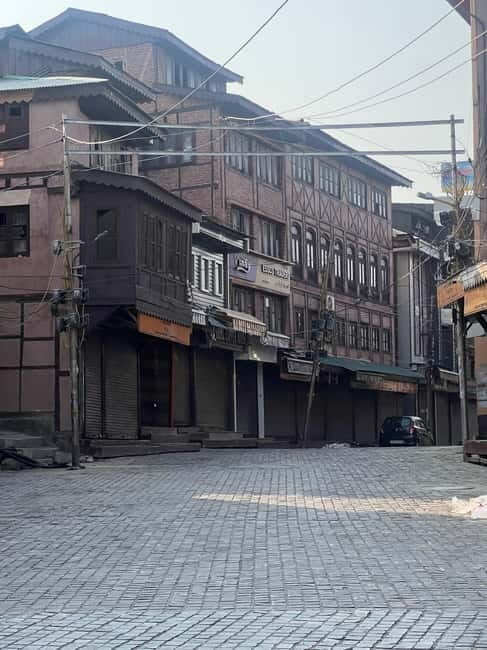 Srinagar Old City Heritage Walking Tour with Kahwa Tea - Enjoying Kashmiri Kahwa Tea