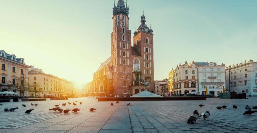 St. Mary's Basilica and more - a short walk with a guide - A Deep Dive into the Krakow Experience