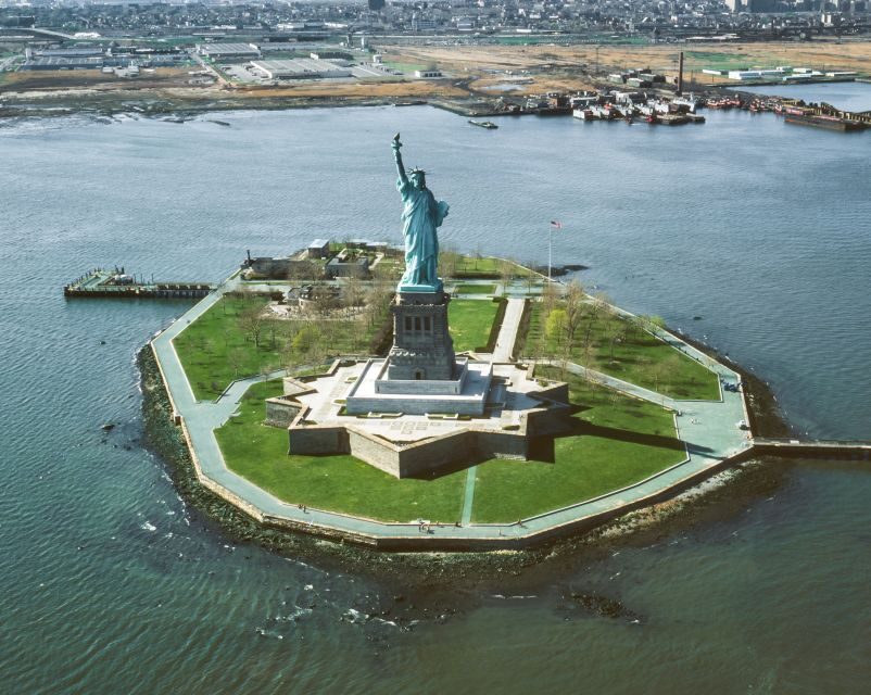 Statue of Liberty & Ellis Island - Guided Tour 8ppl Max - Walking Through the Experience