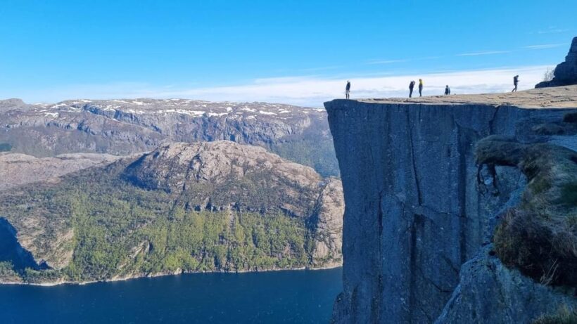 Stavanger: Preikestolen Tour with Guide and Pickup - Key Points