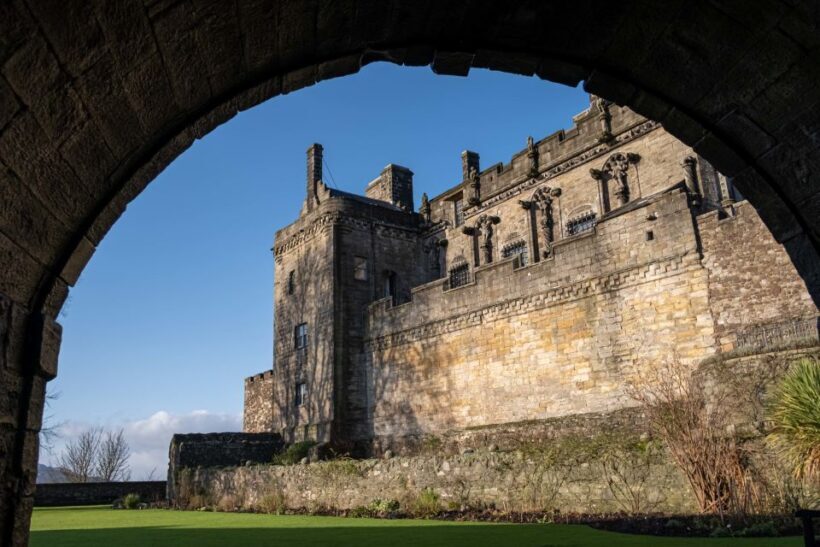 Stirling Castle: Skip-the-Line Guided Tour in Spanish - The Sum Up