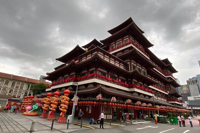 Stories of Chinatown Singapore - Stop 2: Buddha Tooth Relic Temple and Museum (30 minutes)