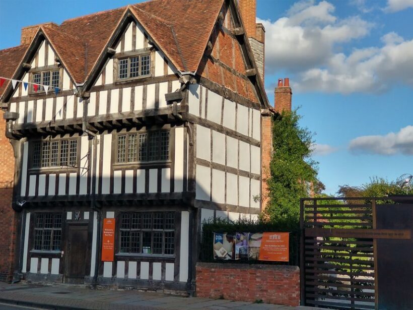 Stratford-Upon-Avon: The Famous Walk Talk Show - The Experience for Different Travelers