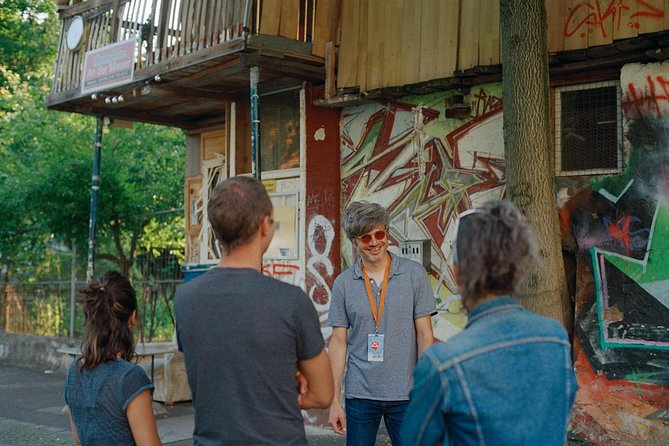 Street Art and Alternative Tour of Berlin in French - Discovering Alternative Neighborhoods