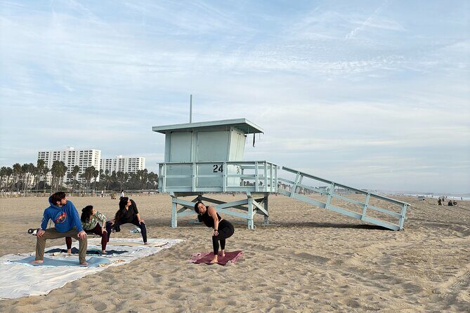 Stretch and Sip: Yoga with Fresh Juice on Santa Monica Beach - Discovering Santa Monica with a different kind of yoga experience