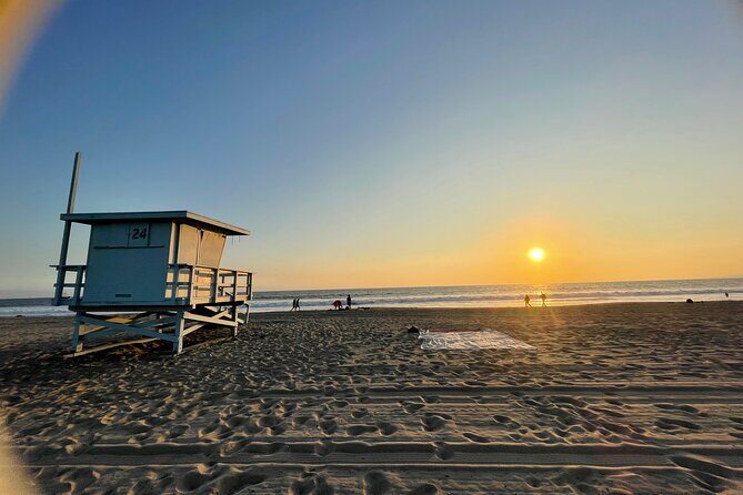 Stretch and Sip: Yoga with Fresh Juice on Santa Monica Beach - What to Expect During the Yoga Session