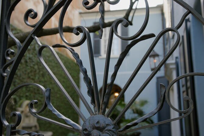Stroll Historic South of Broad in Charlestons Walled City - What Makes This Tour Stand Out