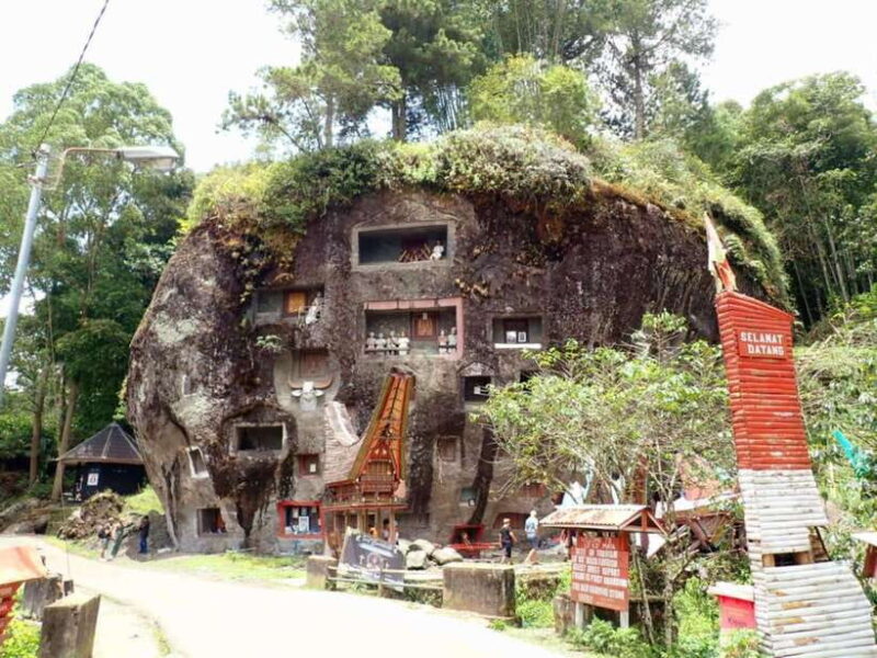 Sulawesi: Toraja Cultural Tour - The Eerie Burial Sites of Lemo and Londa